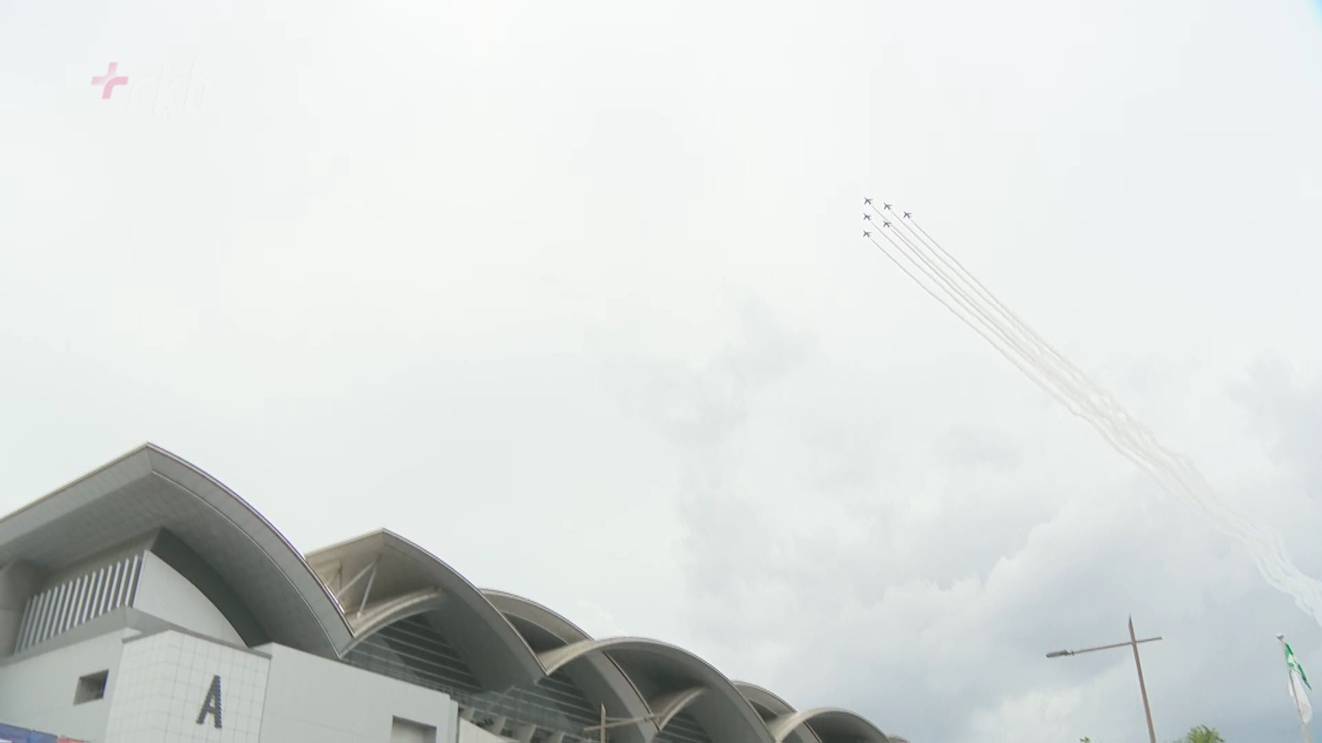 ブルーインパルスが一糸乱れぬ編隊で福岡上空に“6つの帯”世界水泳を祝福 - RKB毎日放送